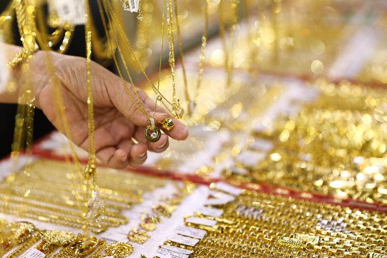 Gold prices continue to drop