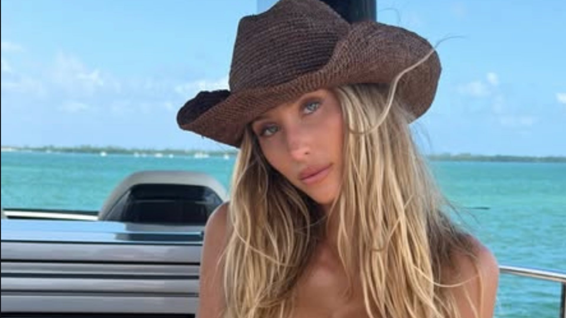 Influencer Alix Earle causes a sensation in a daring beach outfit