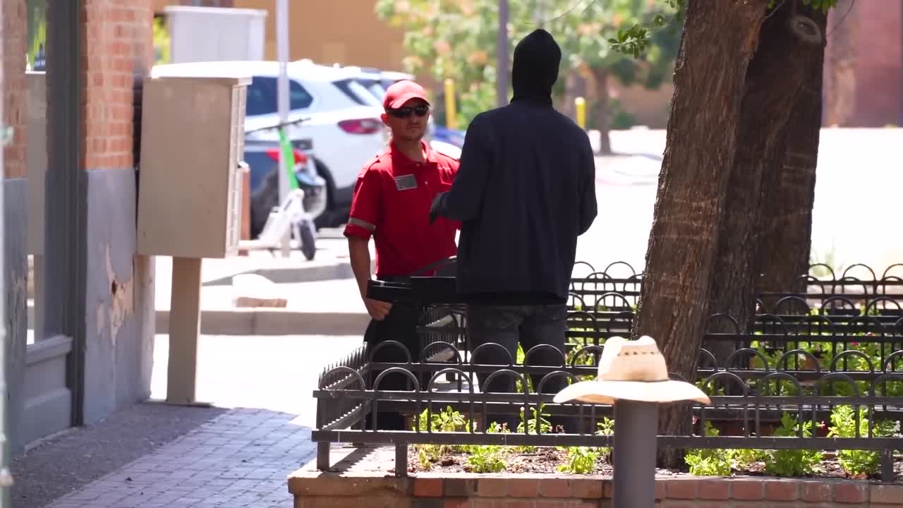 Strangers left in shock after this polite robber leaves them a register ...
