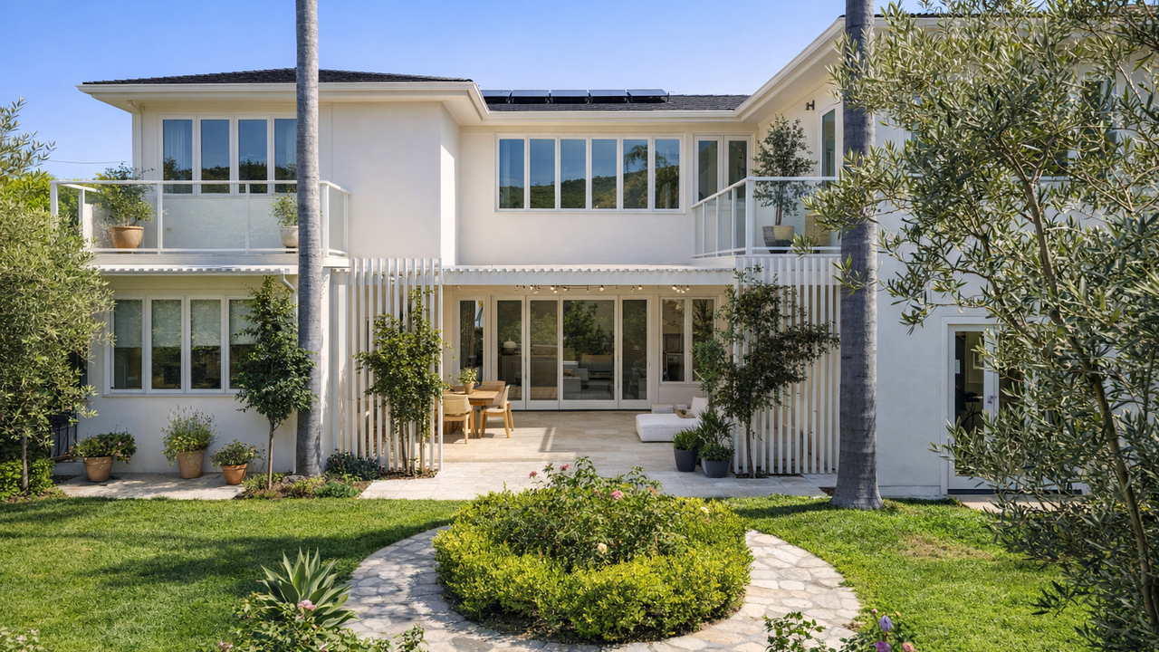 A coastal California home with ocean views from the bathtub