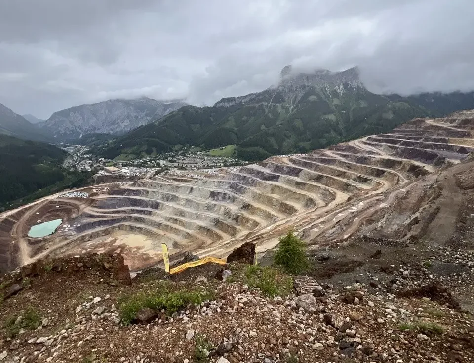 Erzbergrodeo startet spektakulär und mit Schock-Moment vor der Ziellinie