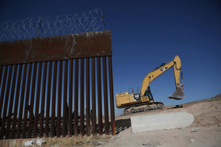 Spike in border wall spending goes mostly to 2 firms with GOP, White ...