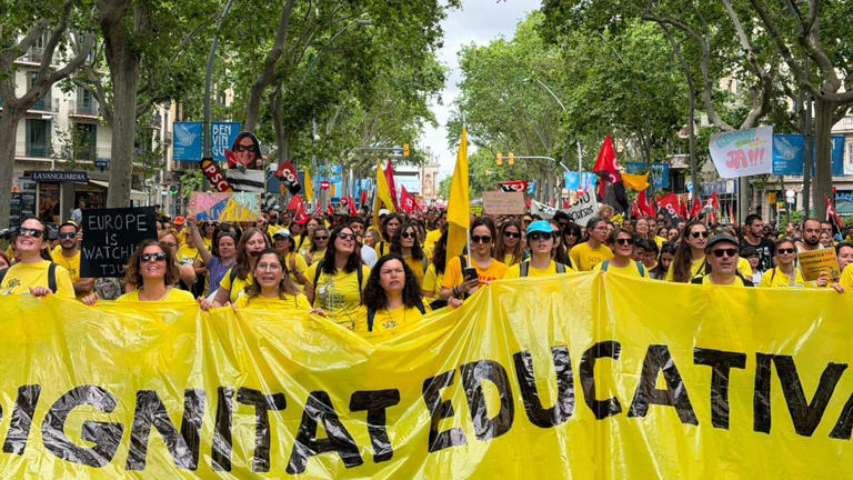 Los docentes catalanes salen a la calle y convocan una nueva huelga ...