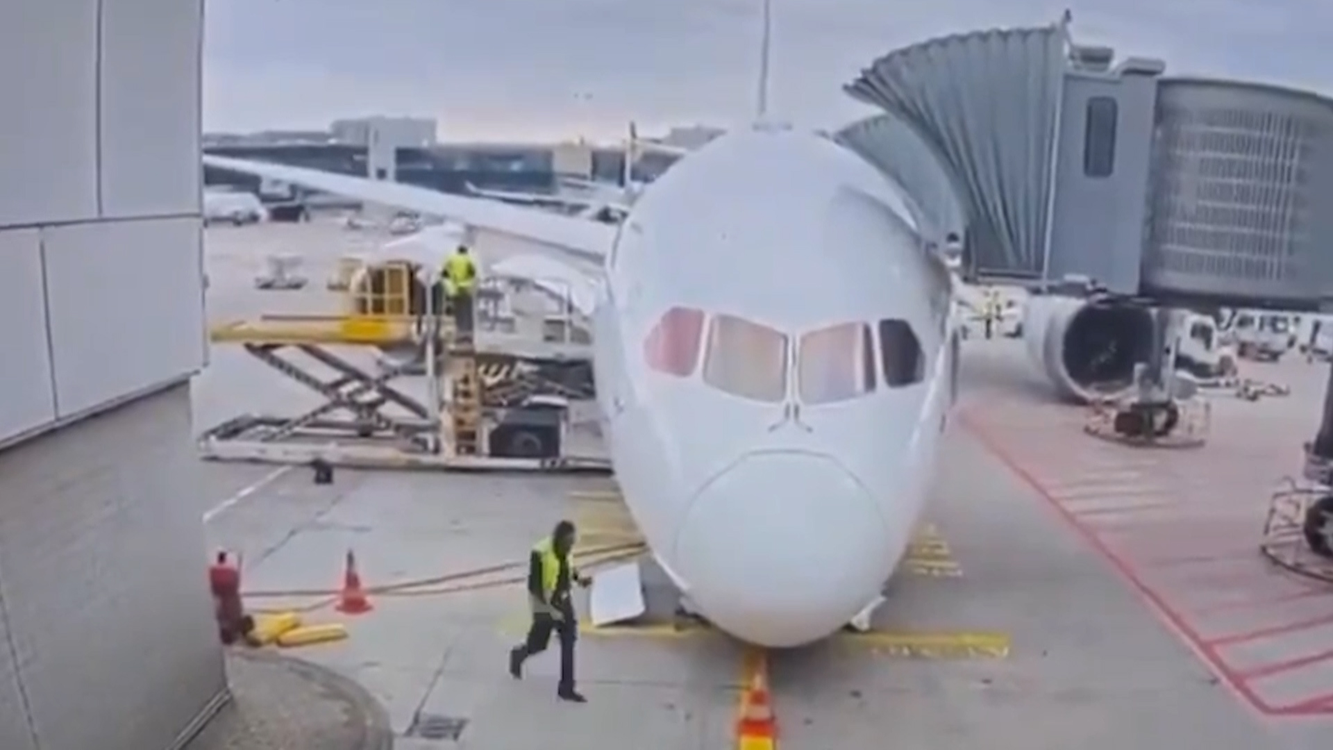 Watch Lufthansa Boeing plane nose gear collapse at Frankfurt Airport