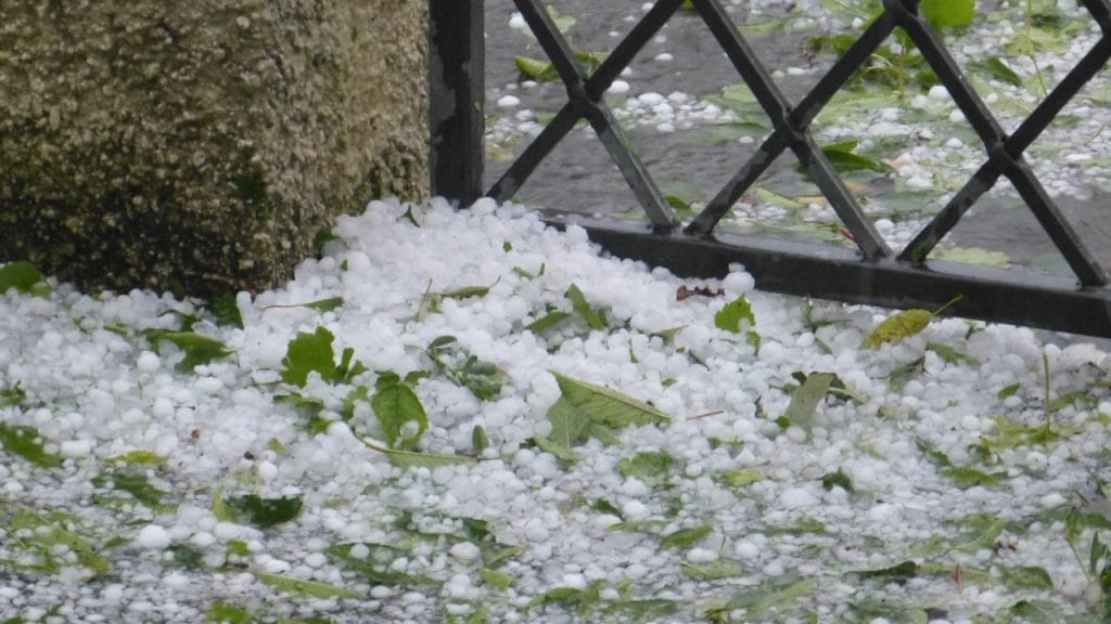 La ciudad china que quedó blanca en minutos bajo una violenta lluvia de ...