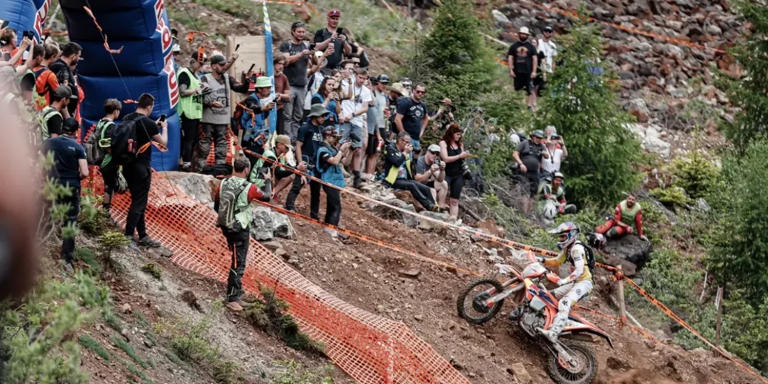 Erzbergrodeo startet spektakulär und mit Schock-Moment vor der Ziellinie