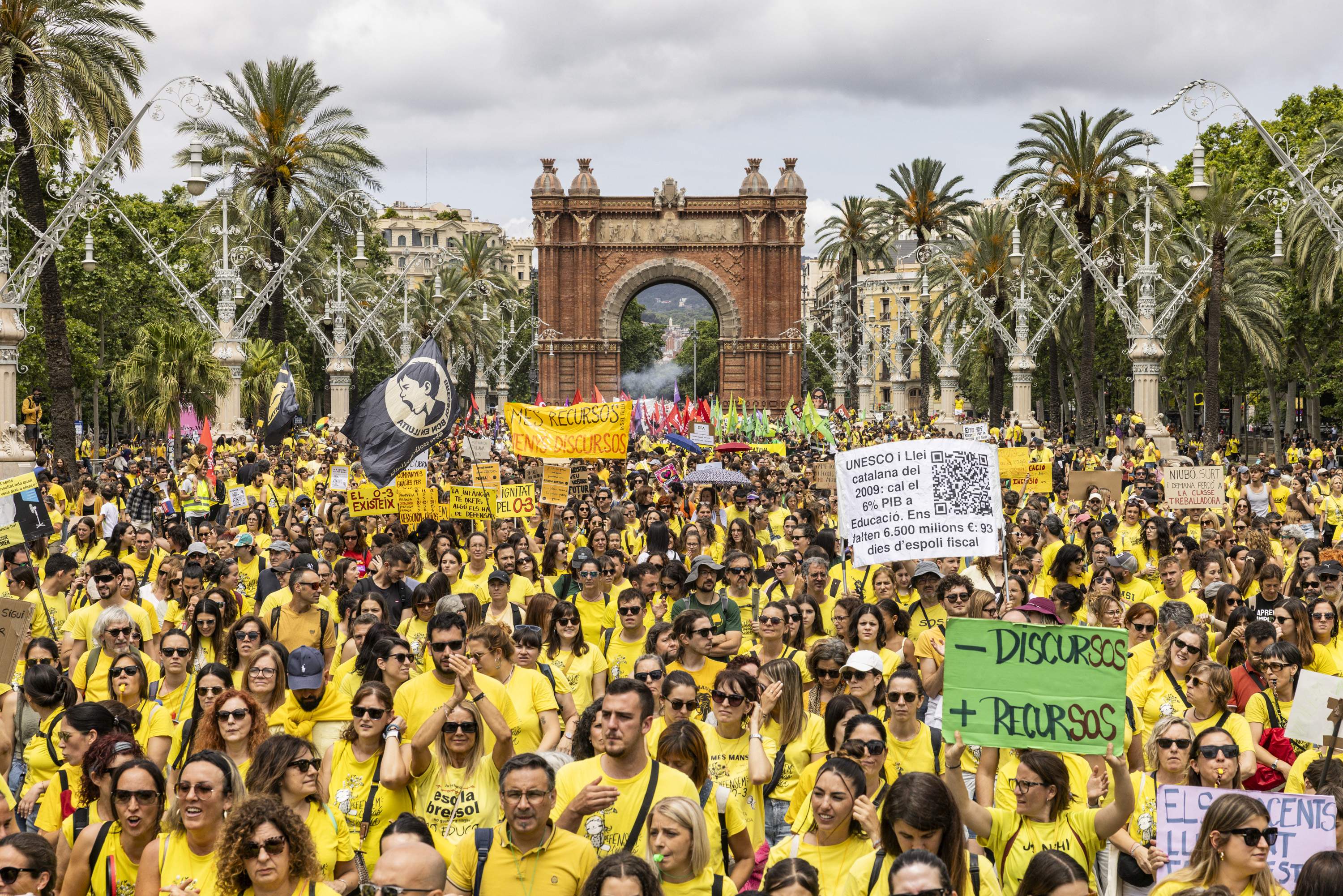 Los docentes en huelga vuelven a llenar las calles de Barcelona el día ...