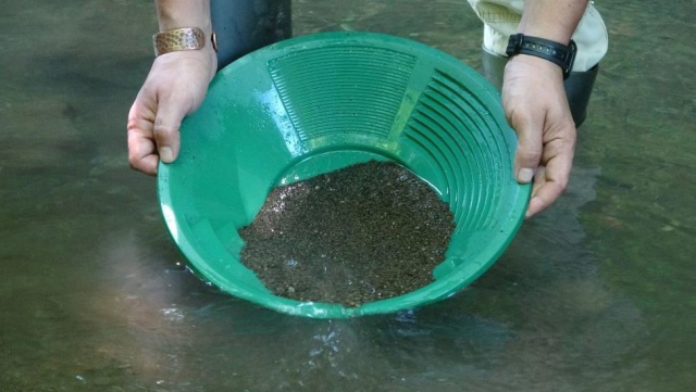 Günde 6 gram altın buluyorlar, duyan oraya koşuyor