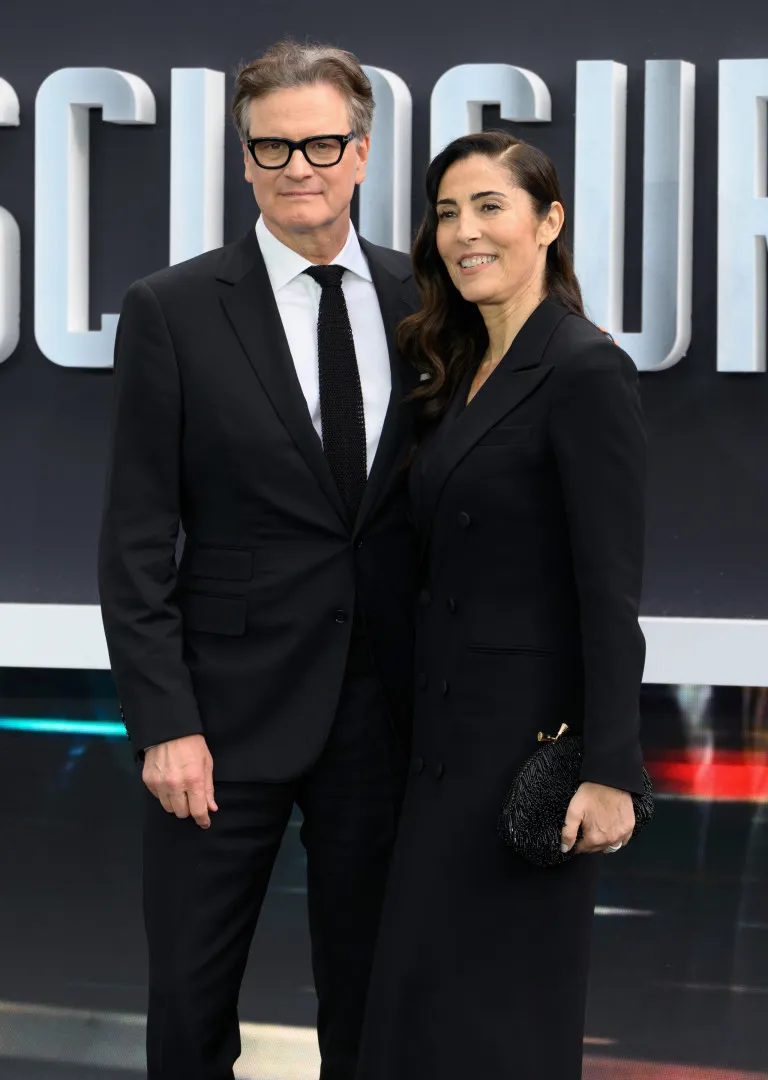 Colin Firth faz rara aparição pública com a namorada e combinam looks