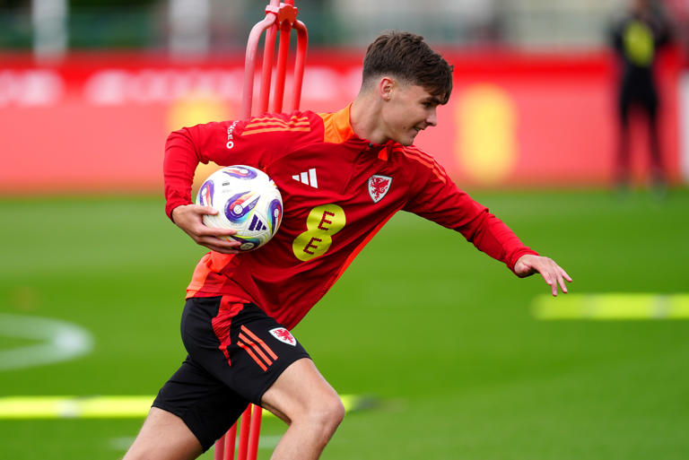 Charlie Crew 'expected' to seal Leeds United exit after premature ...