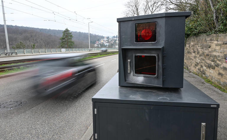 Mercedes-Fahrer knallt mit 148 über die HTS bei Siegen: So drastisch ...
