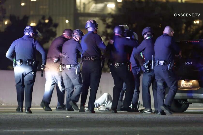 Robbery suspect killed by LAPD in shooting on 405 Freeway, shutting ...