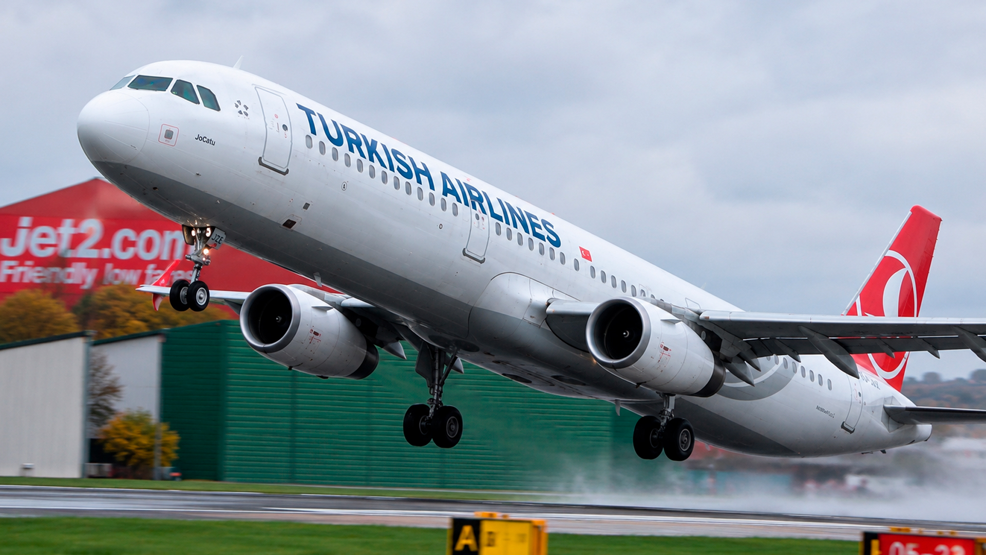 Turkish jet battles heavy rain on takeoff