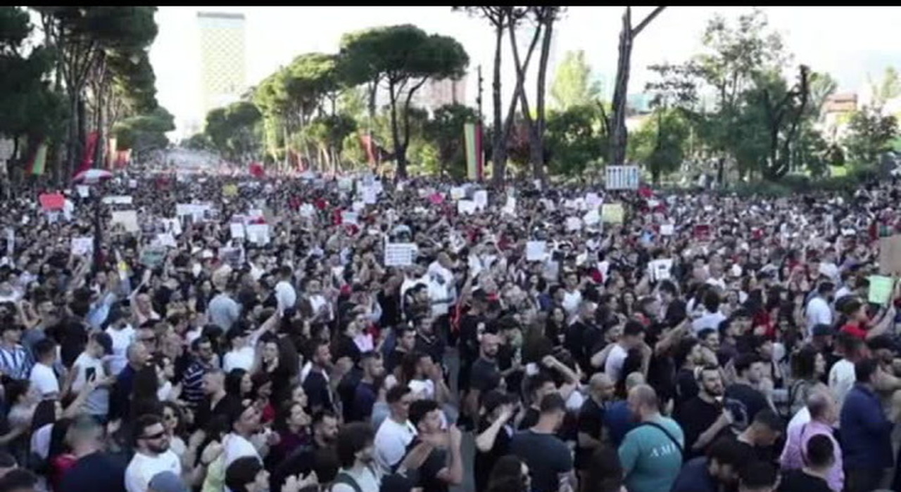 Proteste in Albania contro il mega resort di lusso: migliaia in piazza ...