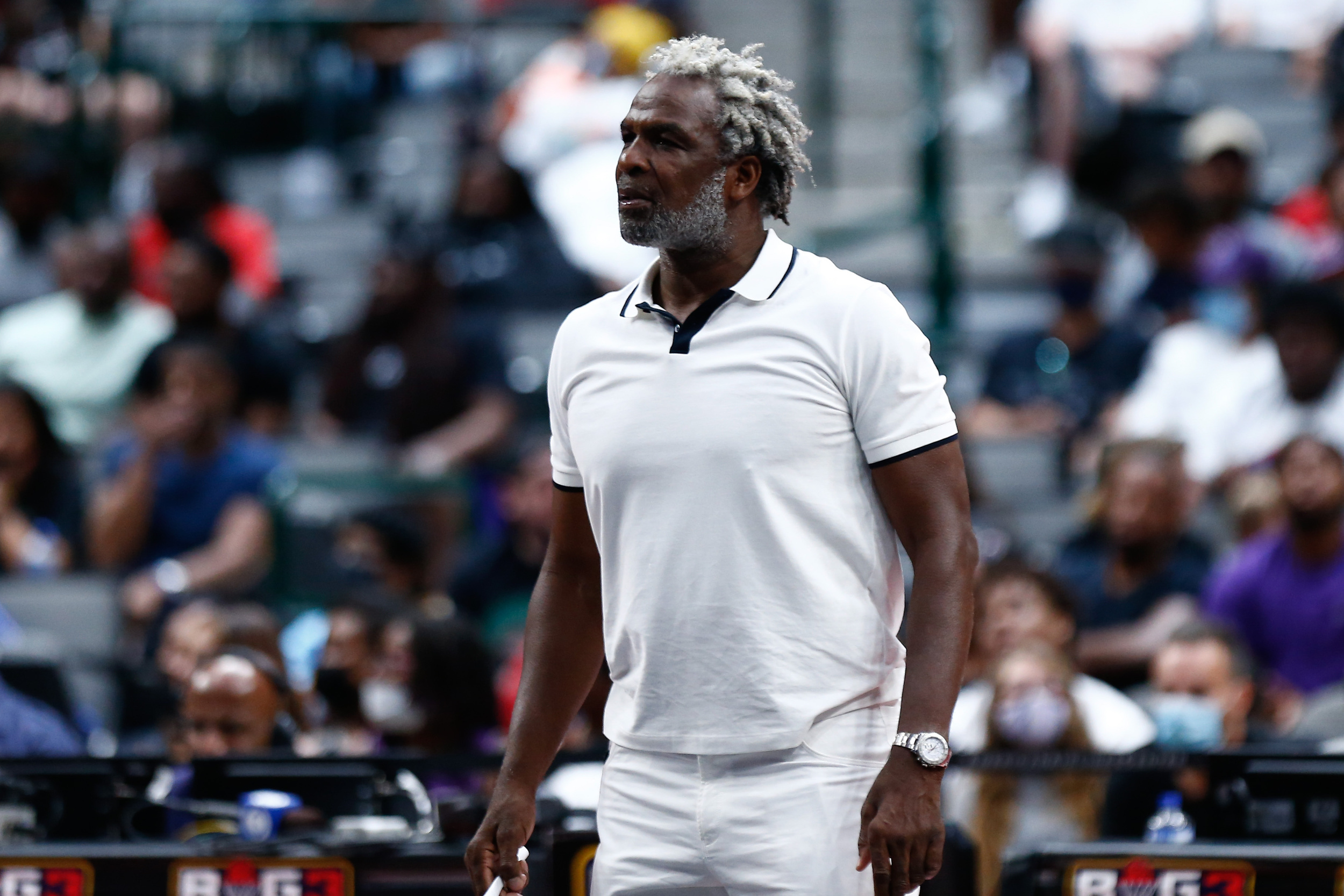 Knicks legends beefing: Charles Oakley calls Patrick Ewing a 'coward'