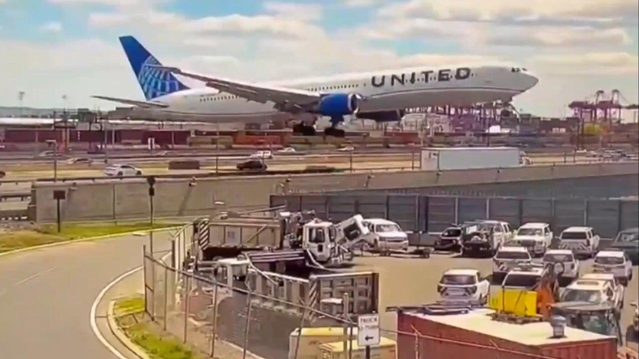 Plane hit light pole, not truck, on New Jersey Turnpike as it landed ...