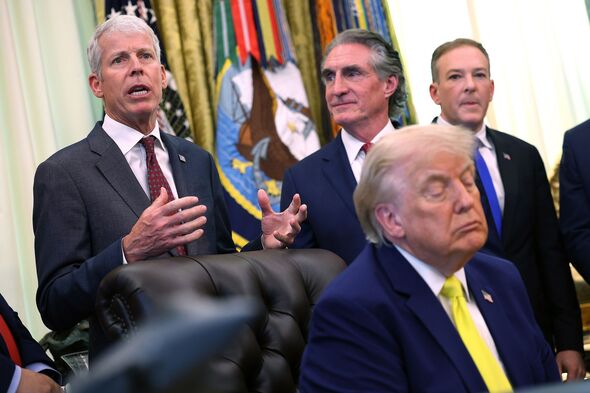 Donald Trump 'falls asleep' during Oval Office event - 'Can't function ...