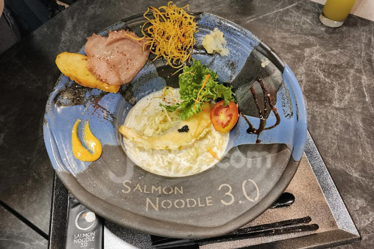 Hadir di Surabaya, Salmon Noodle 3.0 halal label hadirkan French ramen ...