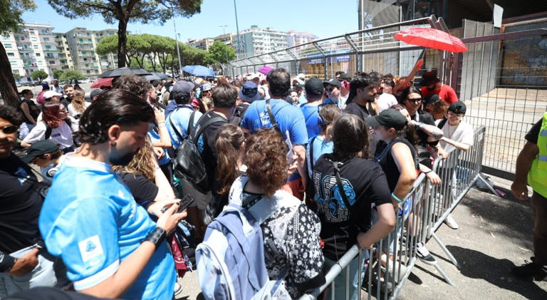 Napoli, stasera Liberato in concerto al Maradona: fan in fila da ore a ...