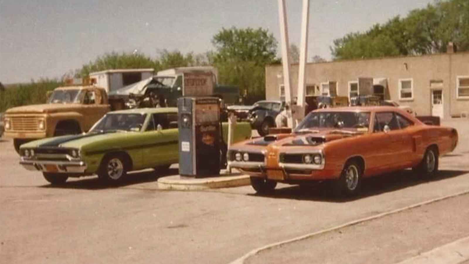 20 vintage muscle cars in their natural habitat for all the gearheads