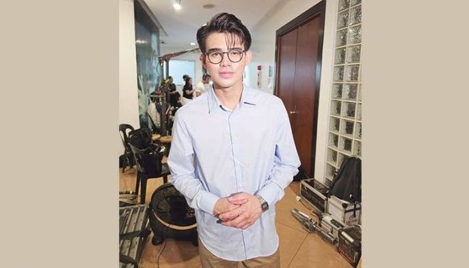Iñigo Pascual reinjures knee after jumping off stage during mall show