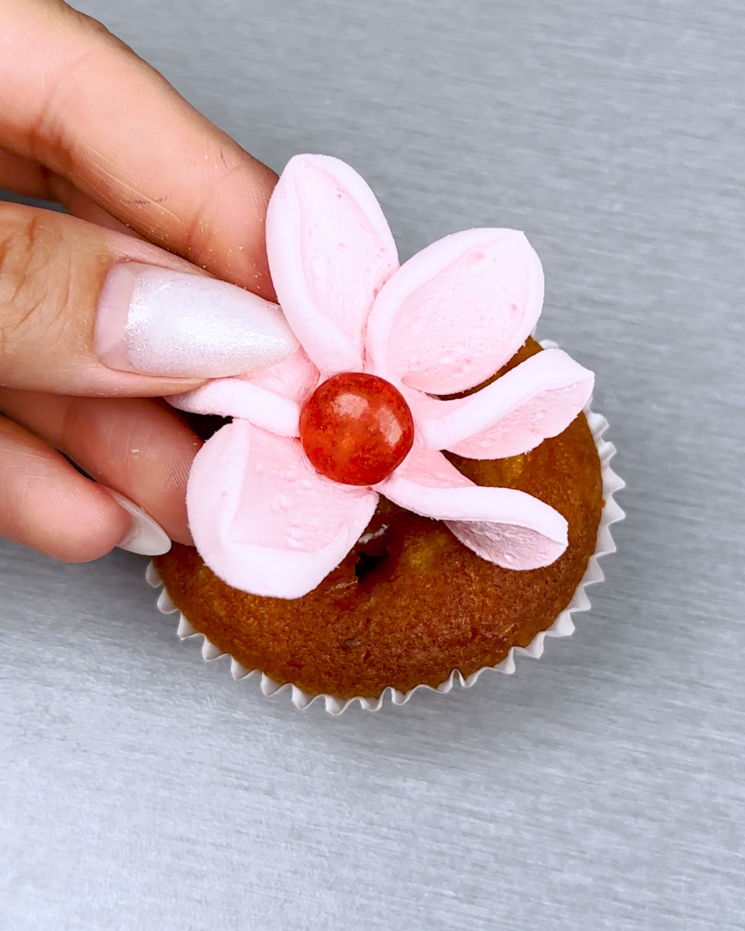 Amazing marshmallow flower cupcake decorations! 🌺🧁