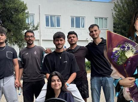 60 kişilik bölümünün tek kadın öğrencisi Bahar mezun oldu: Dışarıda ...