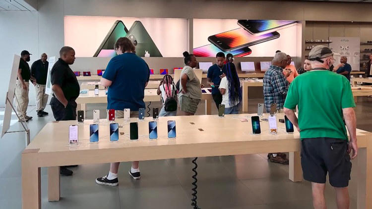 Lawmakers call for investigation into Apple over union busting claims