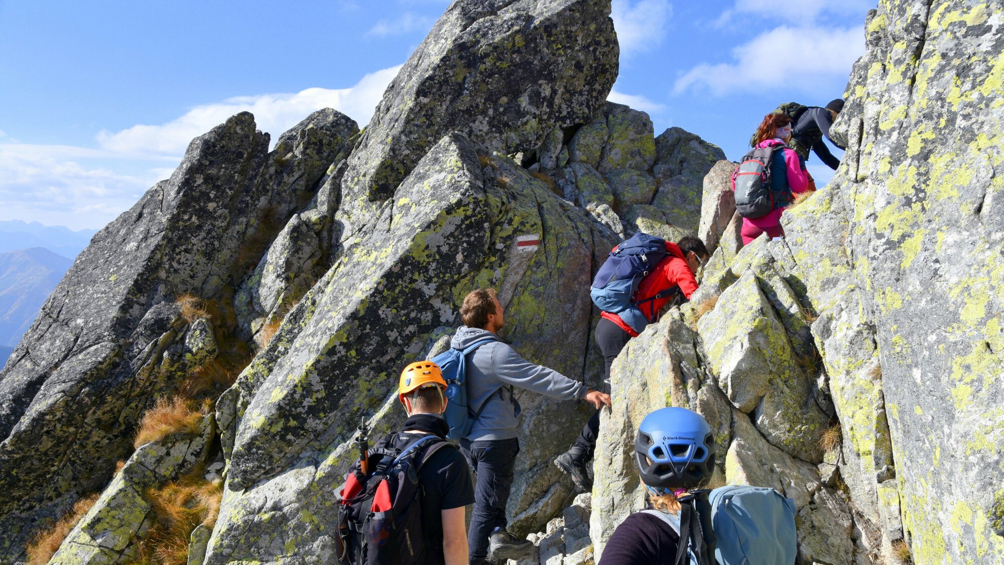Polacy masowo pojechali w Tatry. Ratownicy ostrzegają
