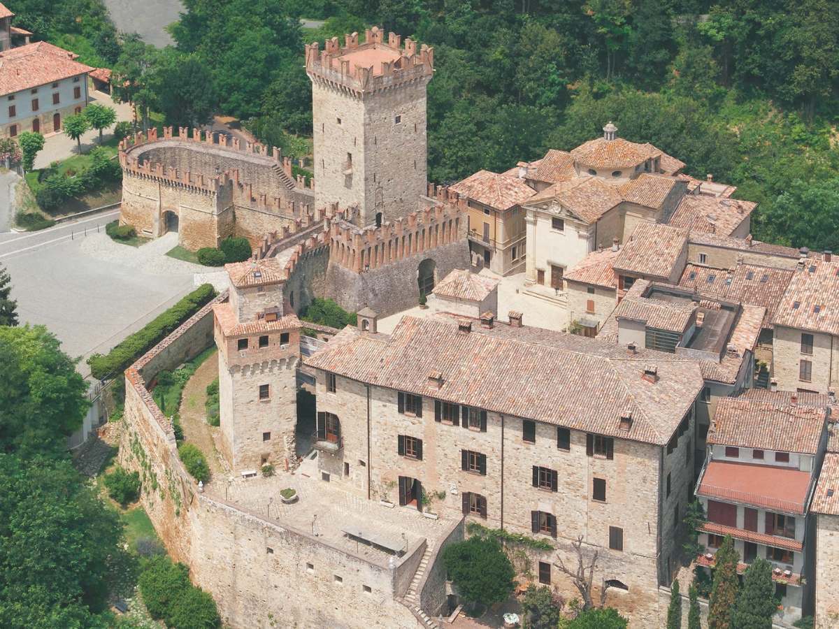 Il fascino intramontabile del Castello di Vigoleno: un viaggio segreto ...