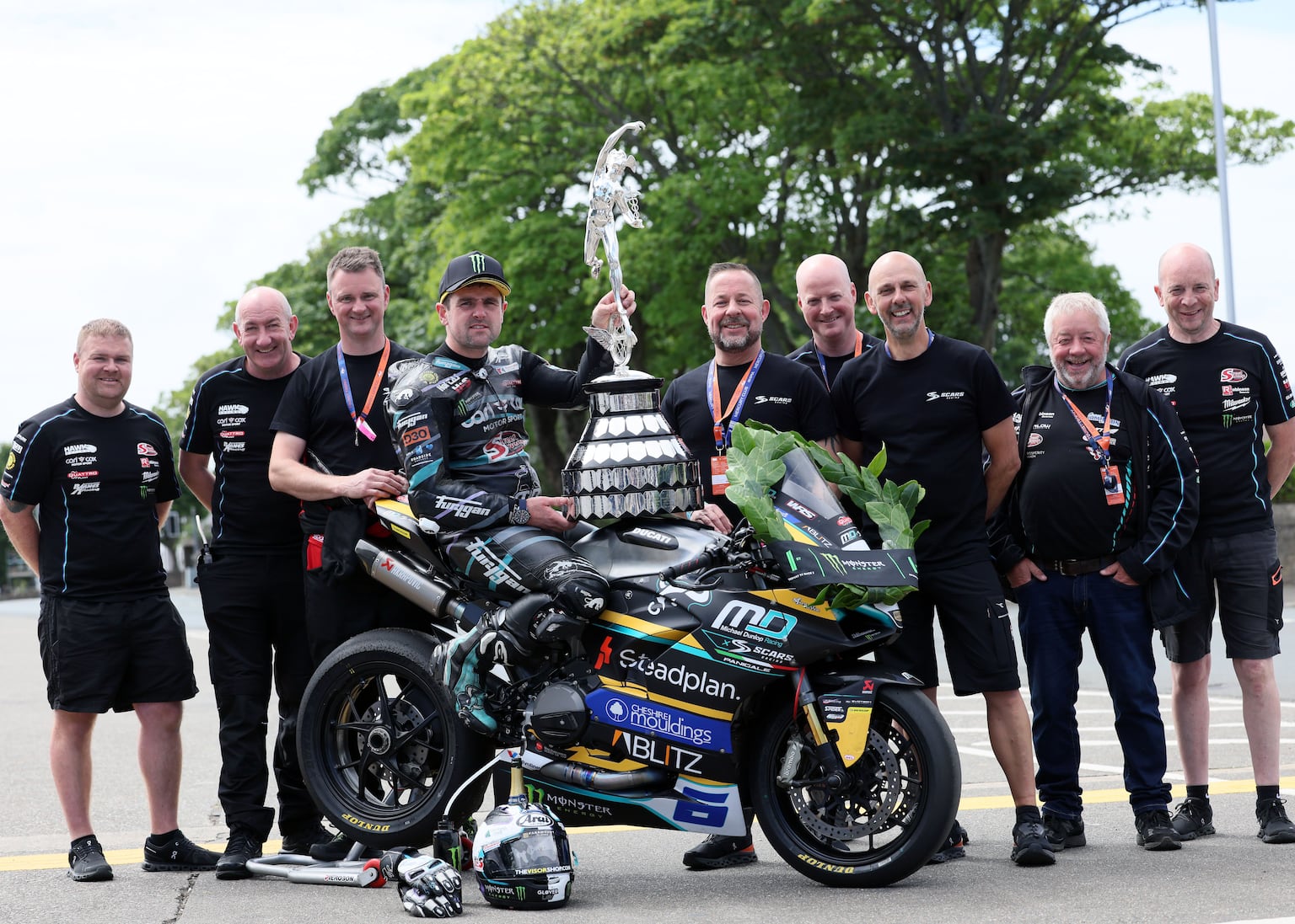 Michael Dunlop wins 10th successive TT Supersport race as King of the ...