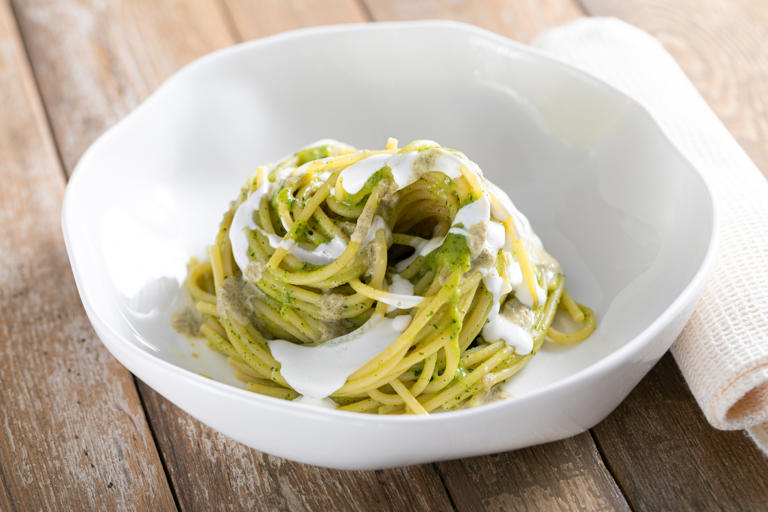 Creamy pasta with zucchini, provola and capers