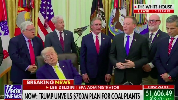 Trump si addormenta nello Studio Ovale: il video diventa virale e ...