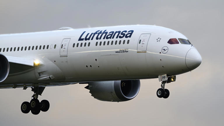 Airline workers hurt when Lufthansa Boeing 787-9 nose gear collapses at ...