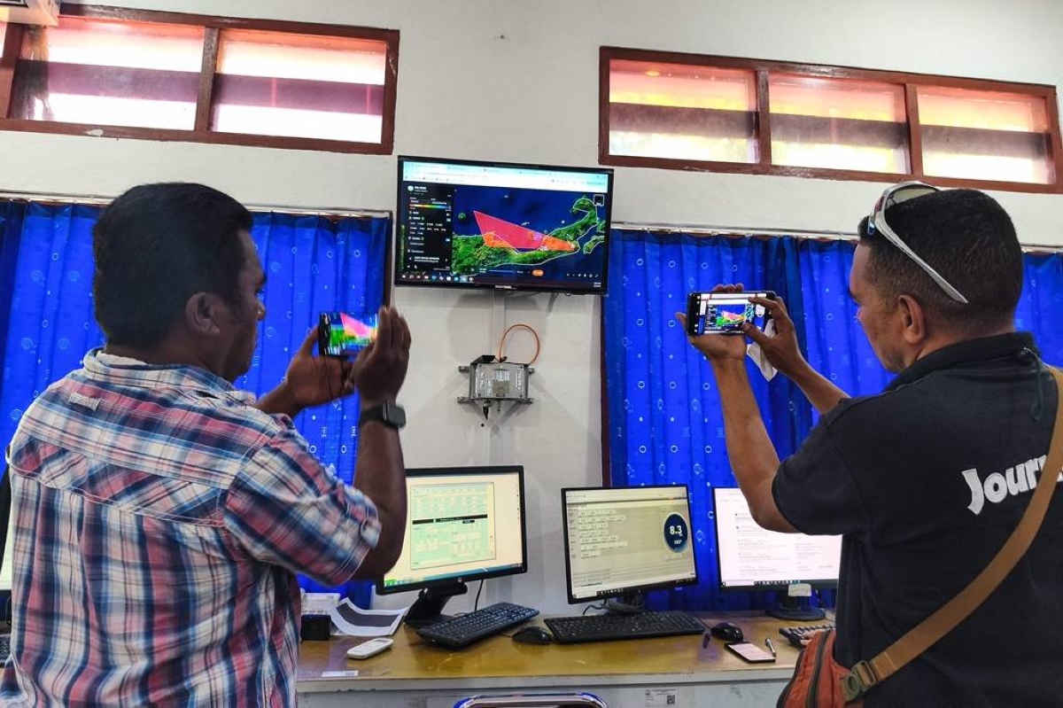 Indonesian volcano erupts, forcing airport to close