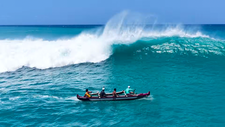 Giant wave launches Hawaii canoe crew during massive south shore swell ...