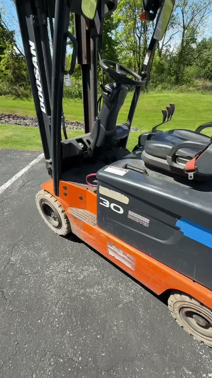 Inside an electric Doosan forklift part 4 training