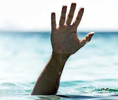 Teen drowns at Juhu beach during outing with friends
