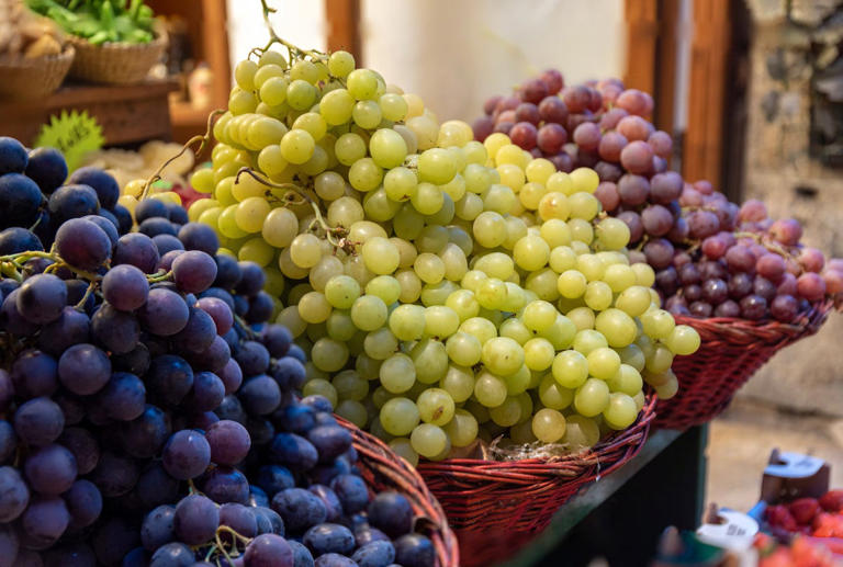 Is it actually OK to sample grapes at the grocery store? Experts weigh in