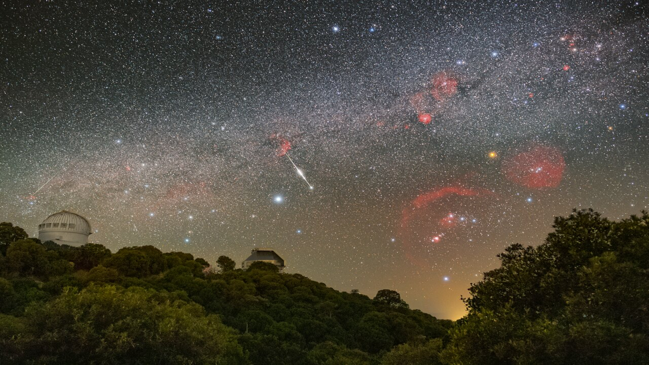 Meteor streaks across the sky above big observatory | Space photo of ...