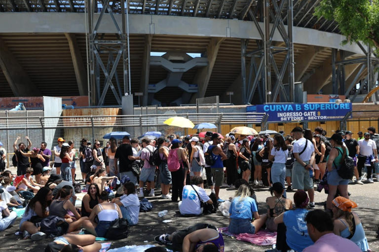 Napoli, stasera Liberato in concerto al Maradona: fan in fila da ore a ...