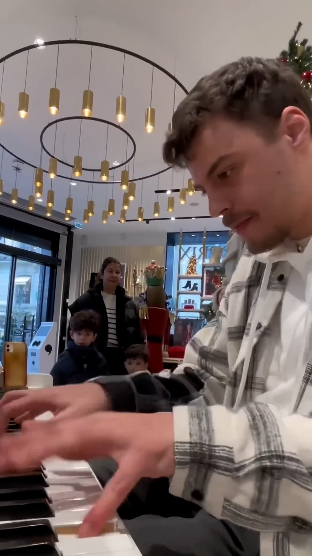 The supermarket turned into a piano showdown