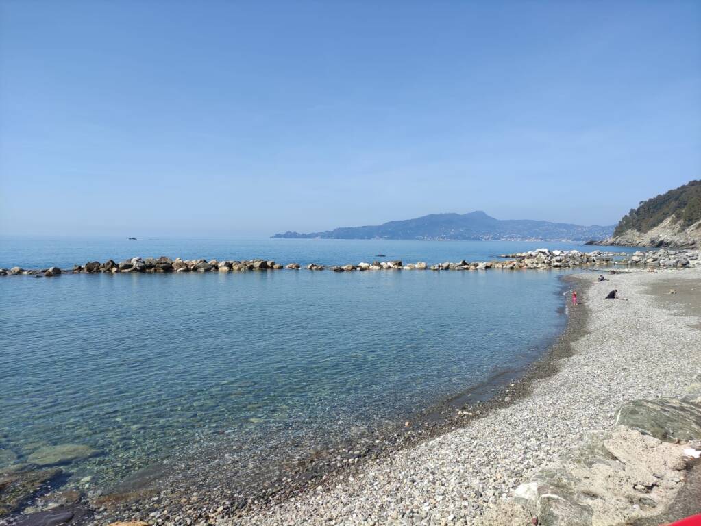 Chiavari: da lunedì al via il noleggio di ombrelloni e lettini sulle ...