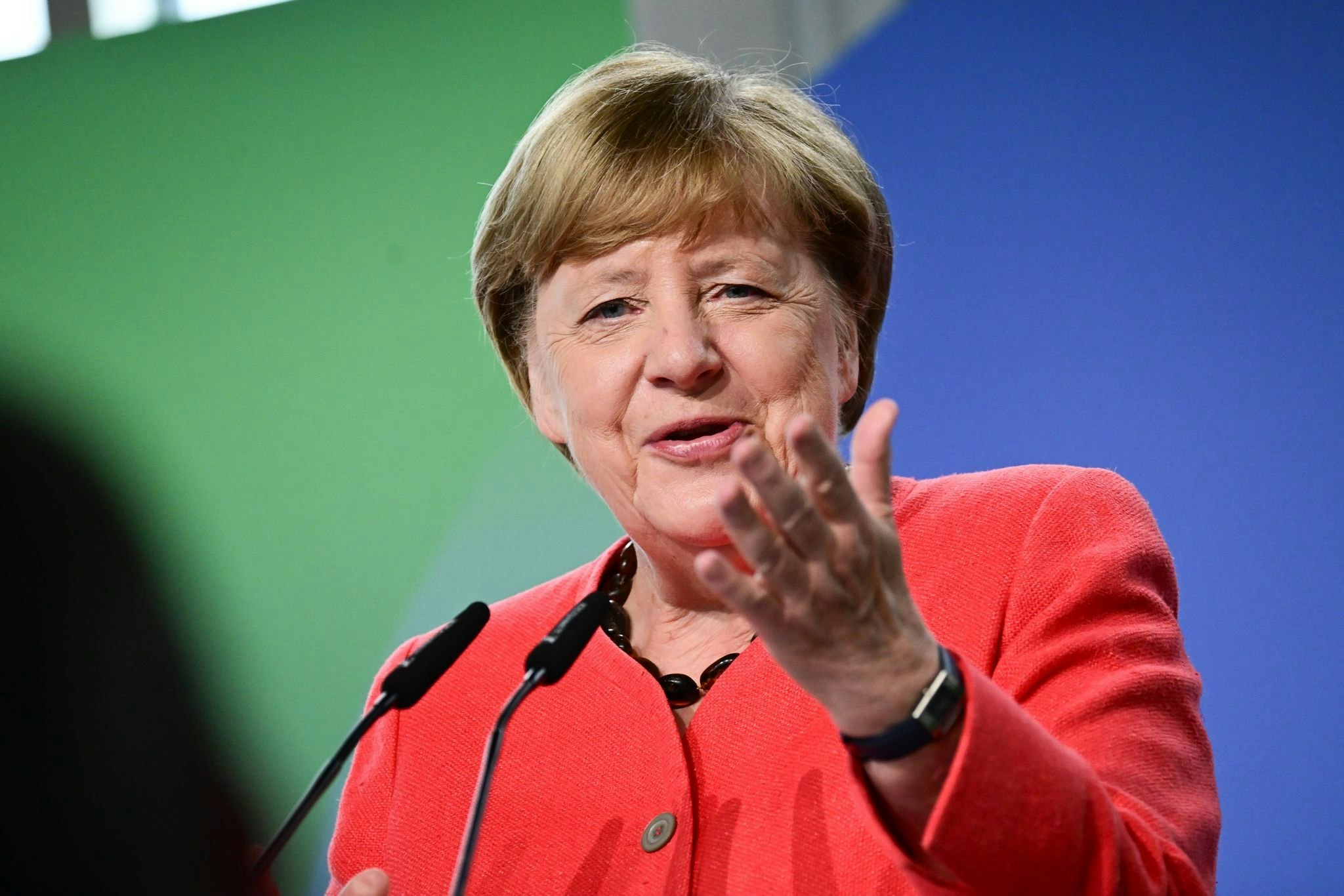 Merkel springt Merz zur Seite: Altkanzlerin kontert Kritik an der ...