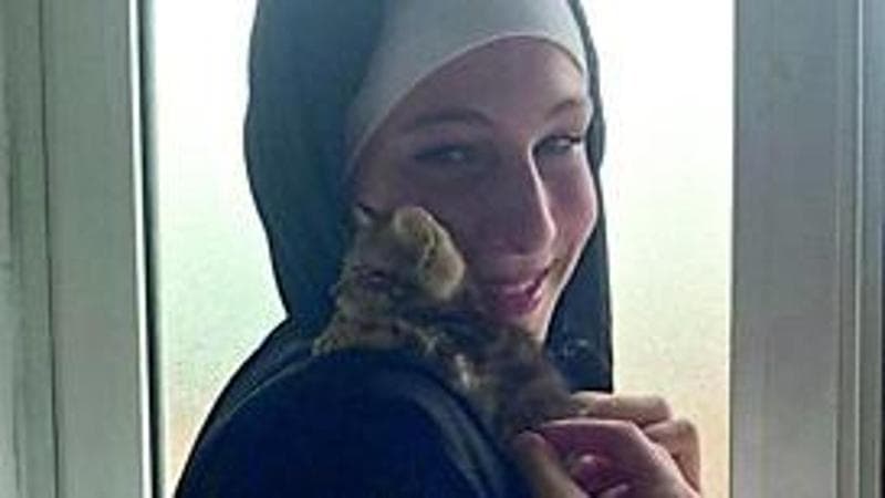 Makka uccise il padre violento a coltellate: viene assolta in appello ...