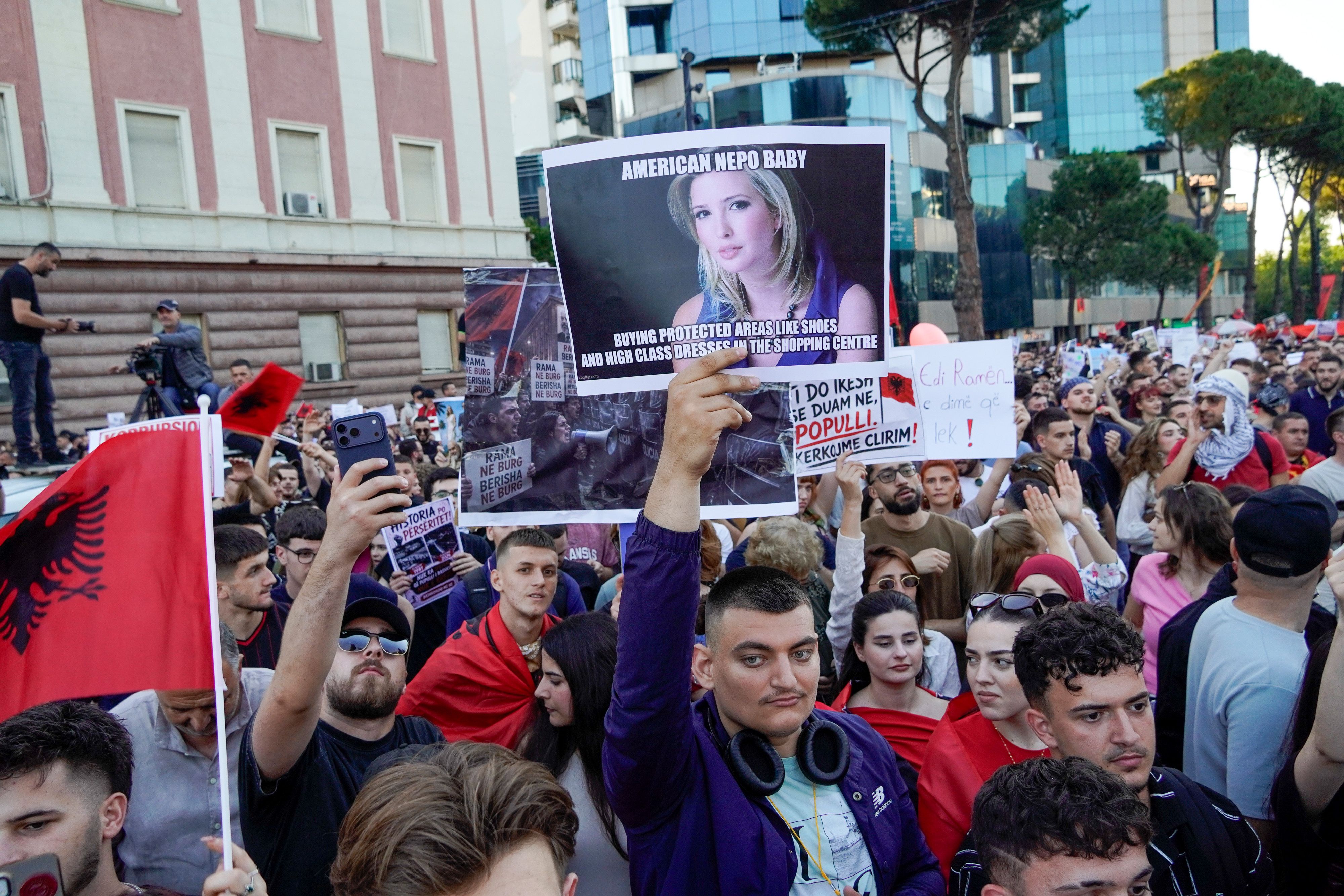 Ivanka Trump contre les flamants roses : en Albanie, des manifestations ...