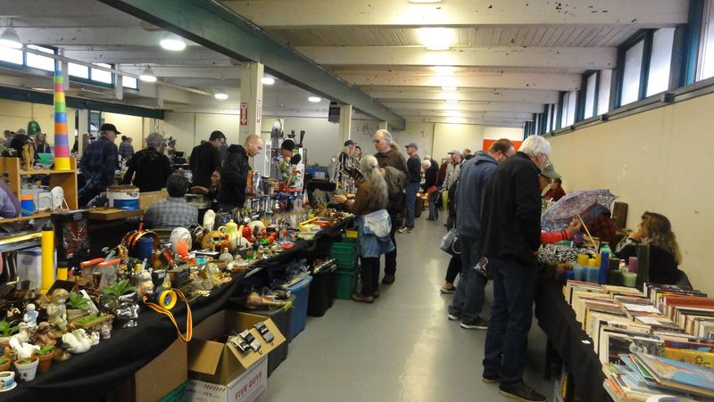 The gigantic flea market in Oregon where $30 loads your trunk with ...