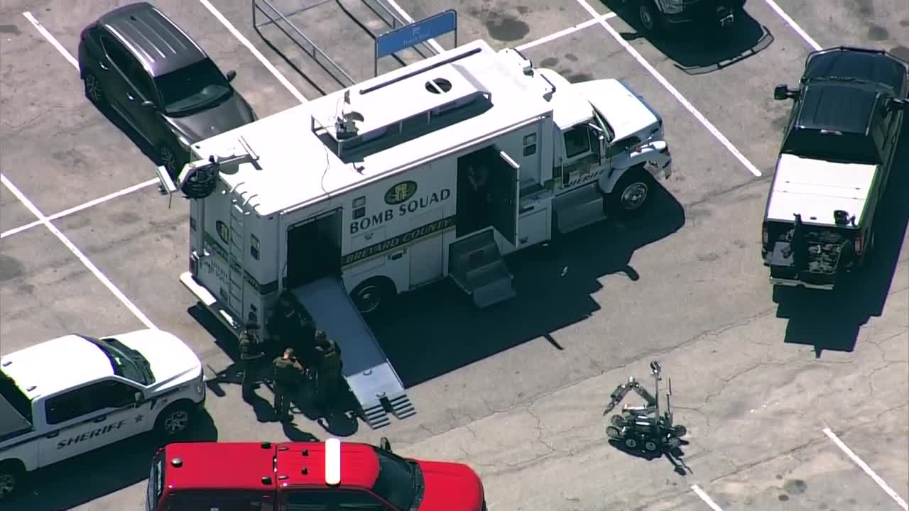 Bomb squad robot responds to Florida Walmart threat