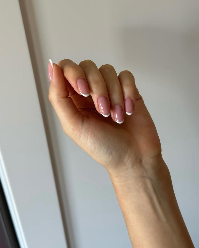 26 French manicure designs that look exceptional on short nails