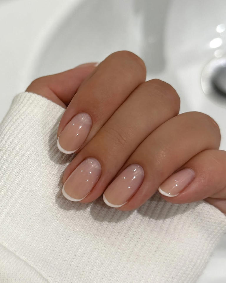 26 French manicure designs that look exceptional on short nails
